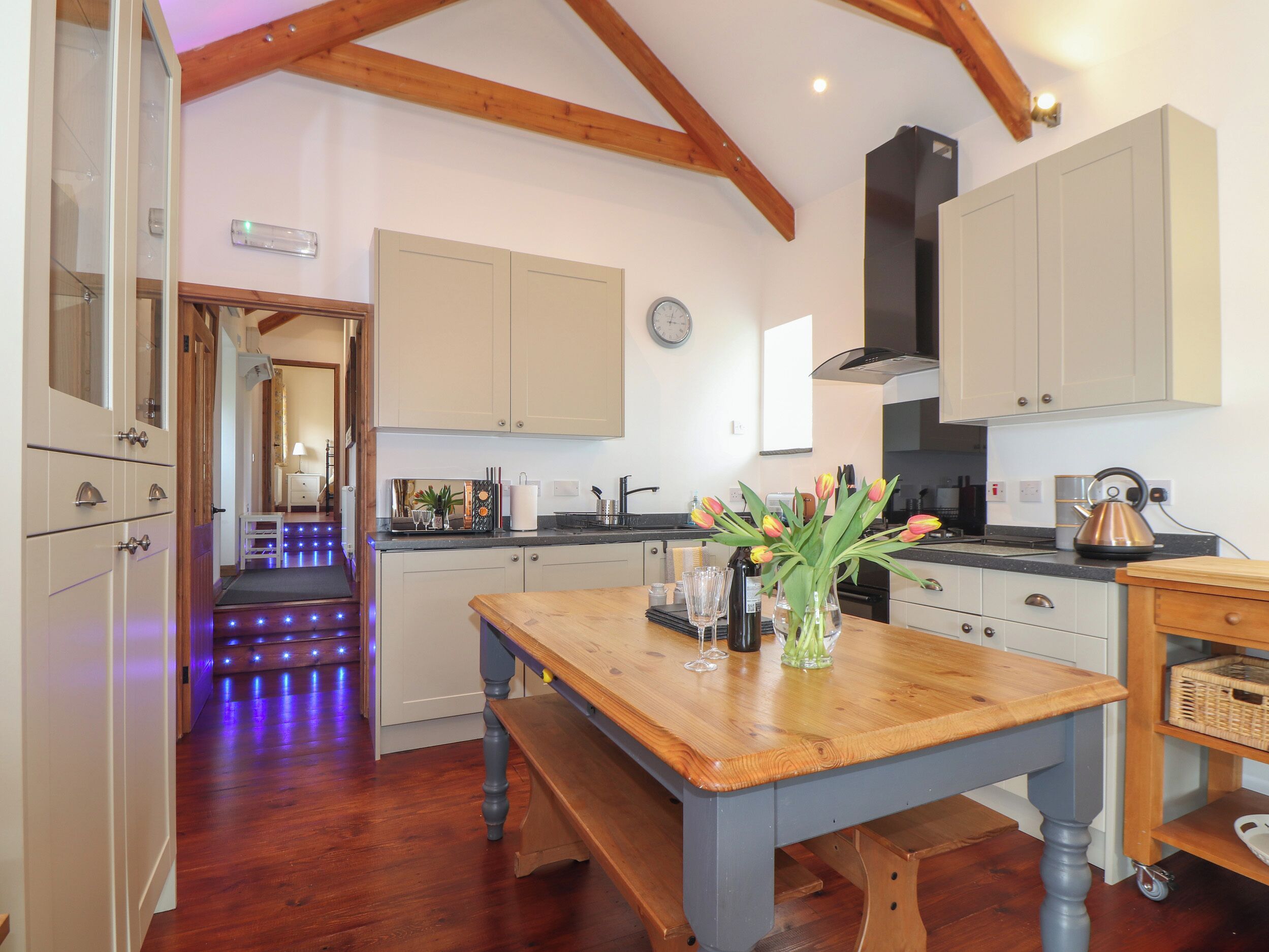 Chaleira elétrica, torradeira, talheres/pratos/utensílios de cozinha