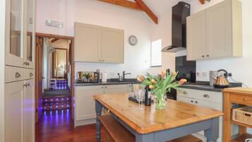 Chaleira elétrica, torradeira, talheres/pratos/utensílios de cozinha