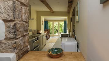 Uma máquina de lavar louça, utensílios de cozinha