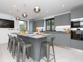 Um frigorífico, uma máquina de lavar louça, uma chaleira elétrica 