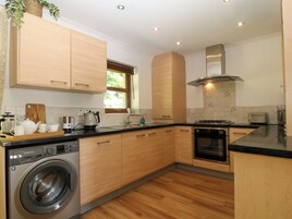 Geladeira, lava-louças, chaleira elétrica, torradeira