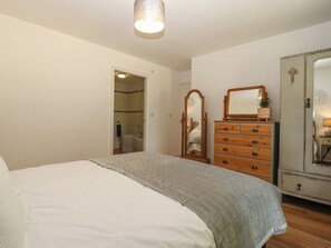 2 quartos, individualmente decorados, individualmente mobiliados