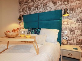 1 quarto, com decoração personalizada, com mobília individualizada 