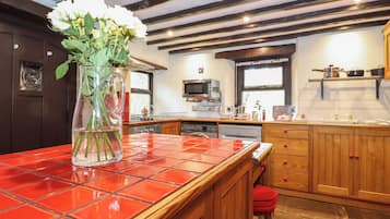 Uma máquina de lavar louça, uma chaleira elétrica, uma torradeira