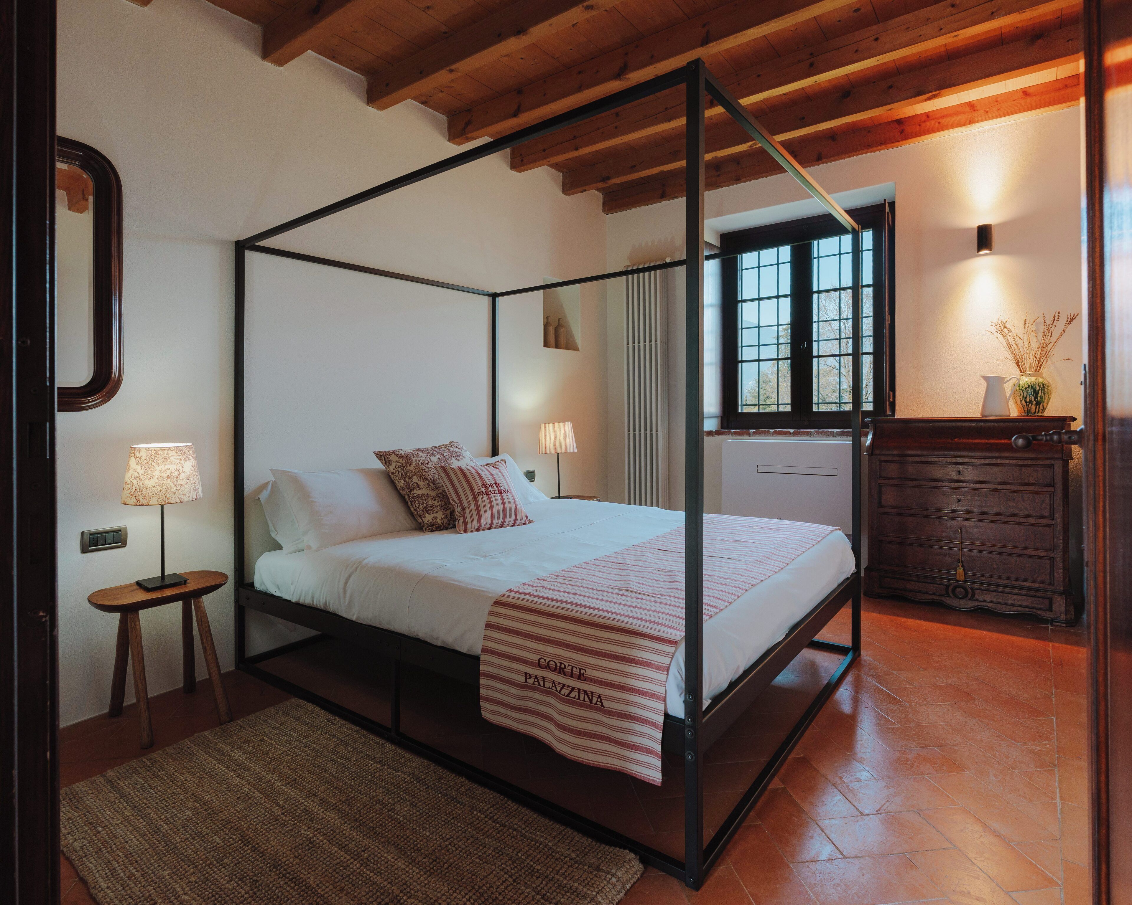 Condo luxo, vista para o lago | Individualmente decorados, individualmente mobiliados, cortinas blackout