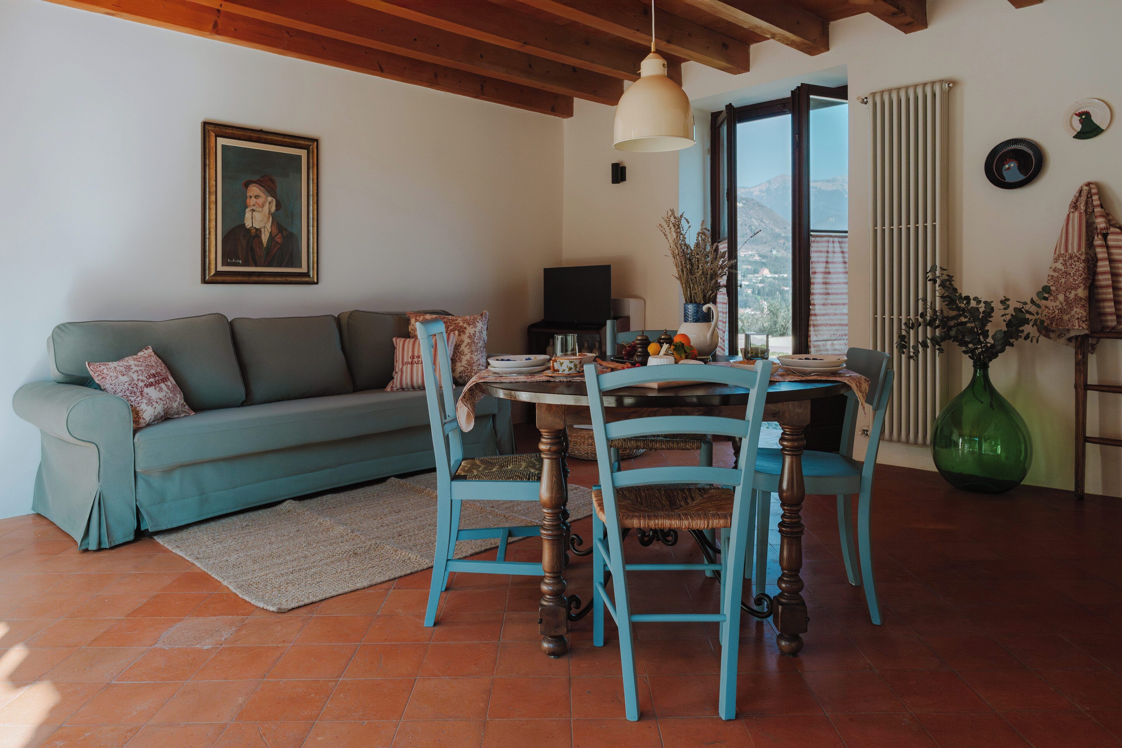 Condo superior, vista para o lago | Área de estar | TV