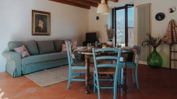 Condo superior, vista para o lago | Área de estar | TV