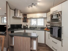 Uma chaleira elétrica, uma torradeira, utensílios de cozinha 