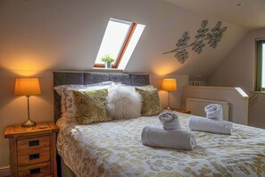 1 quarto, com decoração personalizada, com mobília individualizada 