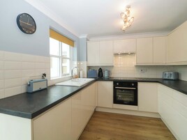 Um frigorífico, uma máquina de lavar louça, uma chaleira elétrica 