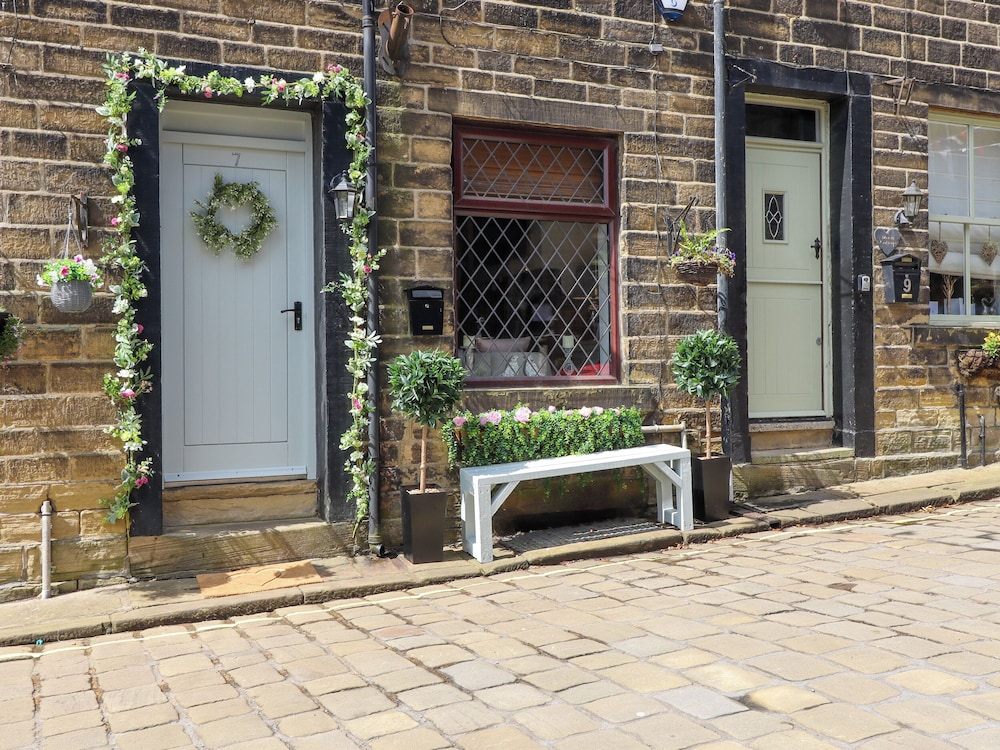 The Snug On The Cobbles - Haworth
