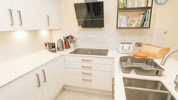 Geladeira, lava-louças, chaleira elétrica, torradeira