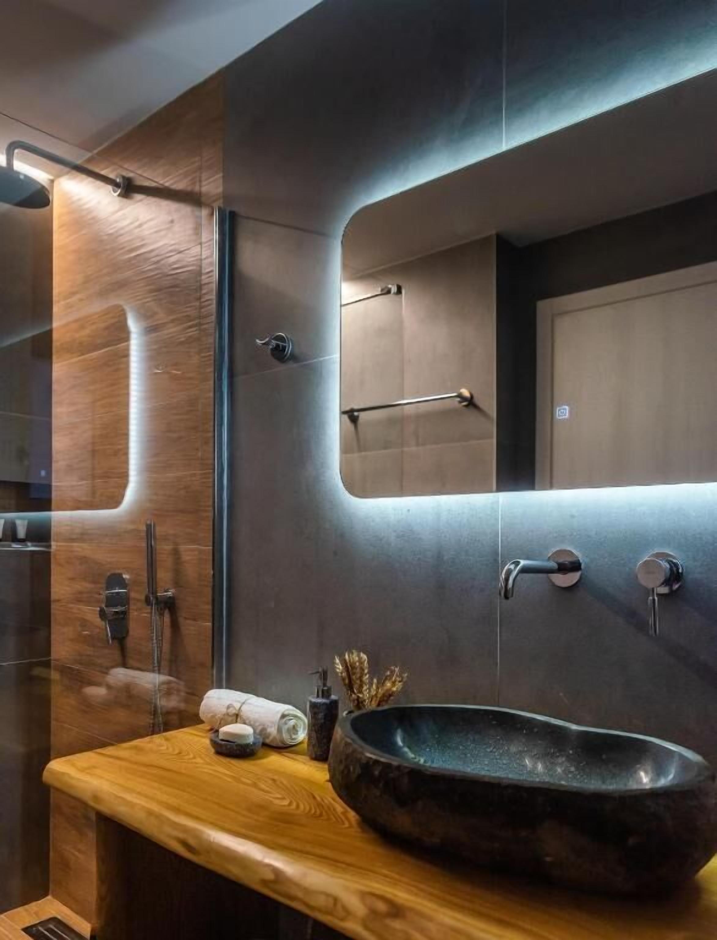 Apartamento Comfort, 2 quartos, varanda, vista para o mar | Casa de banho | Um polibã, um secador de cabelo, toalhas fornecidas, sabão 