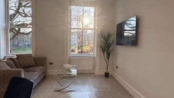 Apartamento | Sala de estar | Televisor