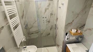 Quarto casal básico, vista para o porto | Banheiro | Chuveiro, chuveiro com efeito de chuva, secador de cabelo, bidê