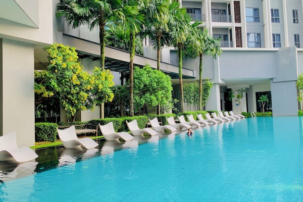 2 piscinas exteriores