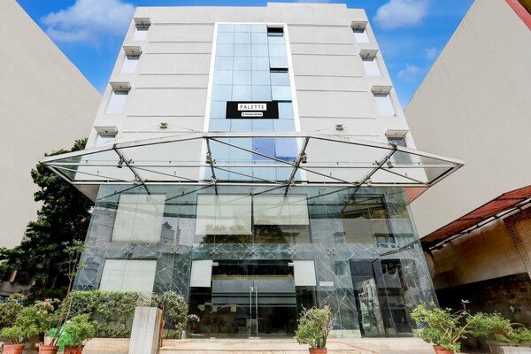 Stylish & Modern Stays At Palette River Front - Ahmedabad