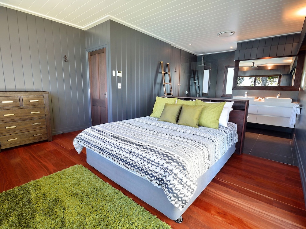 An Awe-Inspiring Waterfront Retreat - Amity Point | Vrbo