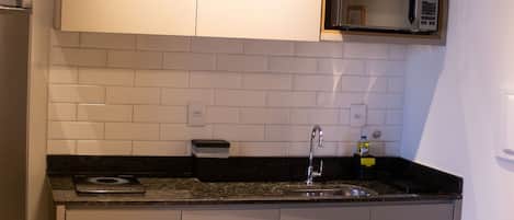 Apartamento Básico | Cozinha privada | Um frigorífico, um micro-ondas, uma placa de cozinha