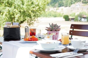 Café da manhã com buffet grátis todos os dias