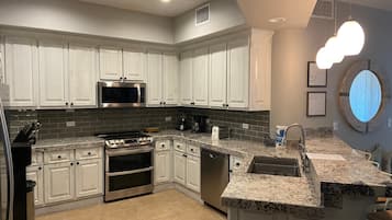 Apartamento em Condomínio Fechado, várias camas, varanda (Bella Sirena BA 102) | Cozinha privada | Um frigorífico, um micro-ondas, um forno, uma placa de cozinha