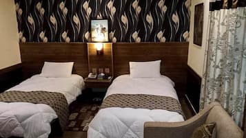 Quarto Duplo Deluxe, Vista para a cidade | Quartos insonorizados, ferro/tábua de engomar, Wi-fi grátis