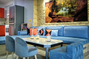 Suíte, vista para a montanha | Sala de estar | TV de tela plana