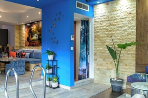 Suíte, vista para a montanha | Área de estar | TV de tela plana