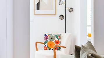 Estúdio Standard, 1 cama de casal, não fumadores, varanda | Sala de estar | Televisor de ecrã plano de 32 polegadas com canais via satélite