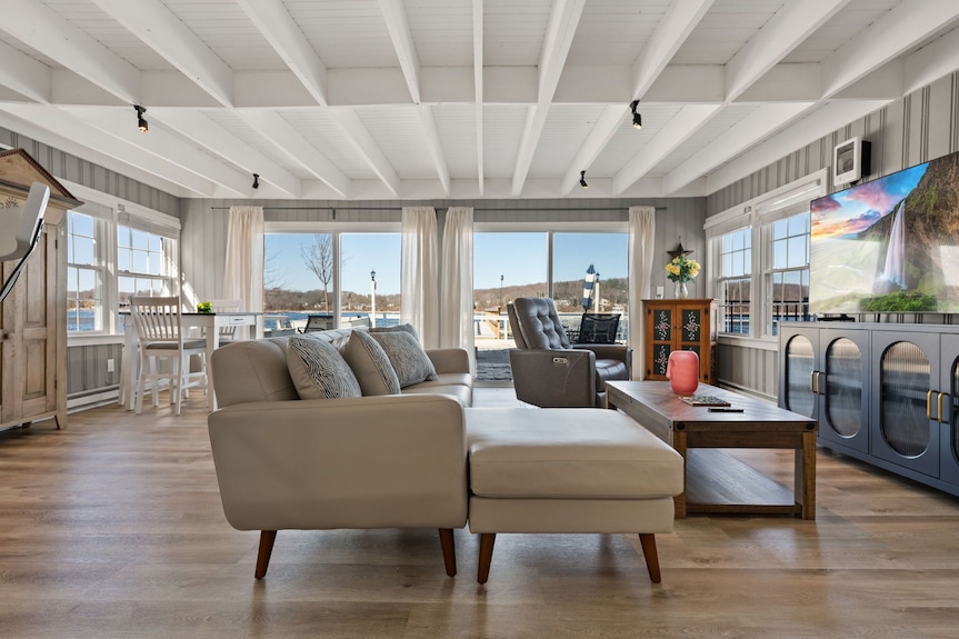 Exclusive 3-bedroom Beachfront With Private Shore In Northport Village - ハンティントン, NY