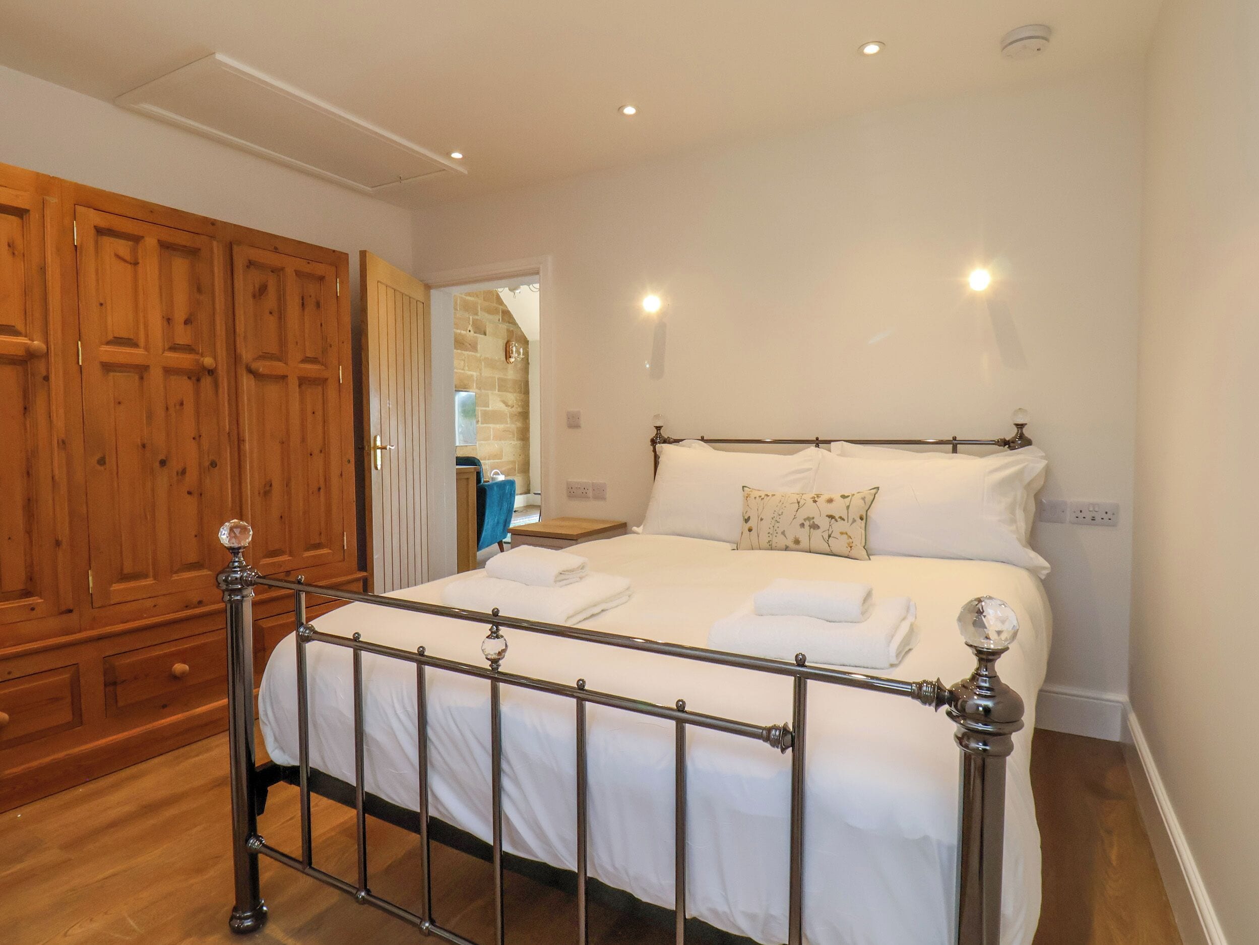 1 quarto, com decoração personalizada, com mobília individualizada 