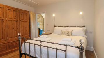 1 quarto, com decoração personalizada, com mobília individualizada