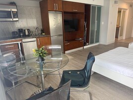 Quarto casal standard | Área de estar | TV de tela plana 41 polegadas com canais via satélite