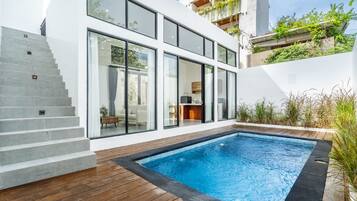 Terraço com espreguiçadeiras