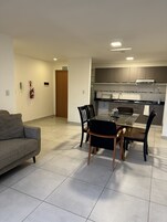 Superior Apartment, Ocean View (AA1) | Cozinha privada | Um frigorífico/congelador grande, um micro-ondas, um forno 