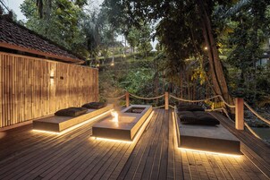 Villa, 2 quartos, pátio, vista para o rio | Sala de estar | Televisor LCD de 40 polegadas com canais digitais 