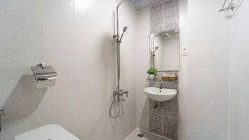 Quarto Deluxe, varanda, Vista para a cidade | Casa de banho | Um polibã, artigos de higiene pessoal grátis, um secador de cabelo