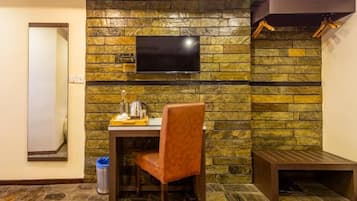 Quarto Standard, vista para o pátio | Cofre no quarto, secretária