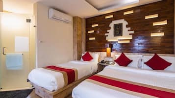 Quarto Standard, vista para o pátio | Cofre no quarto, secretária