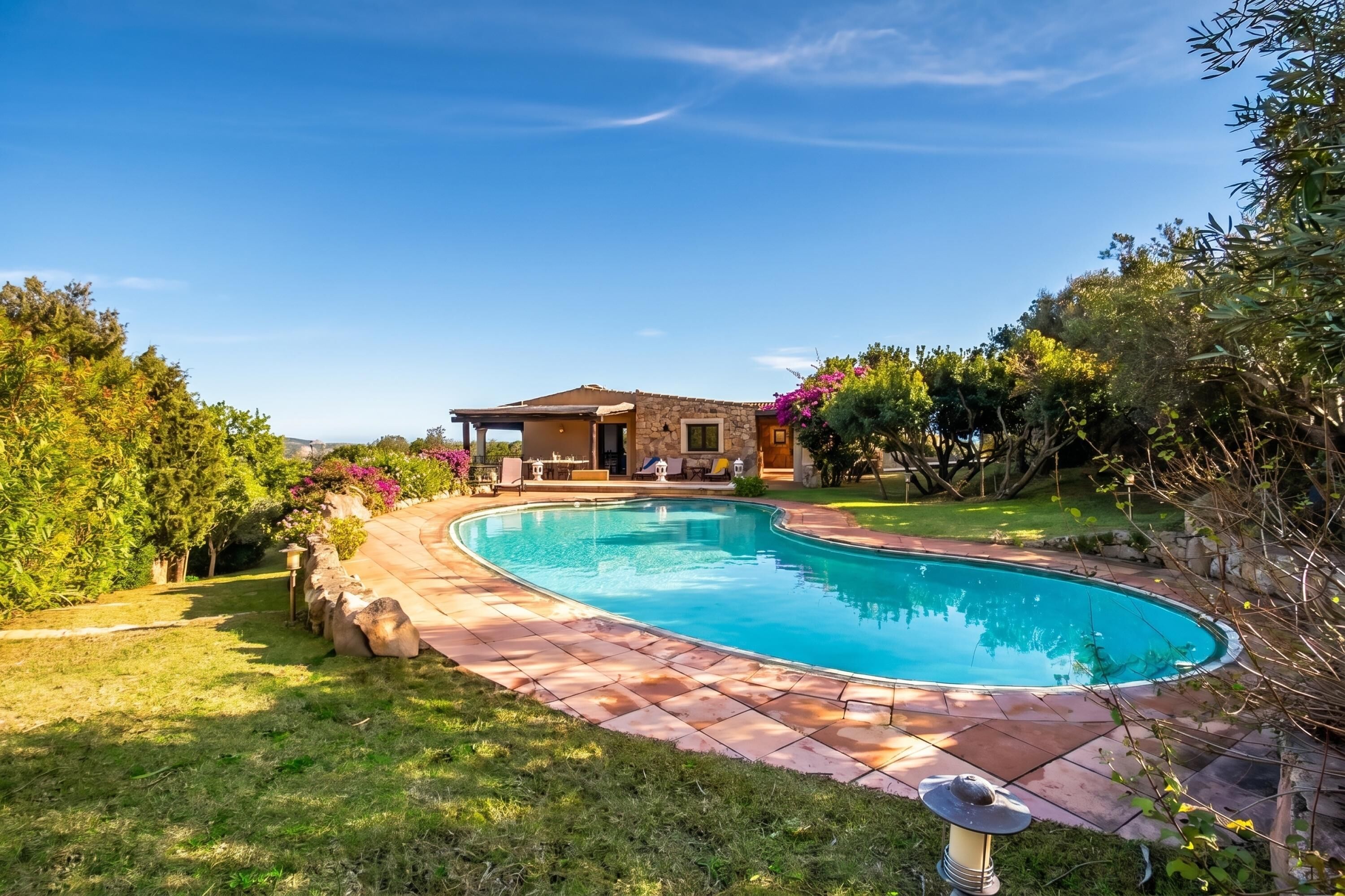 Villa Familiar, vários quartos, frigorífico e micro-ondas, junto à montanha (Villa Sul Golfo) | Piscina | Piscina exterior sazonal 