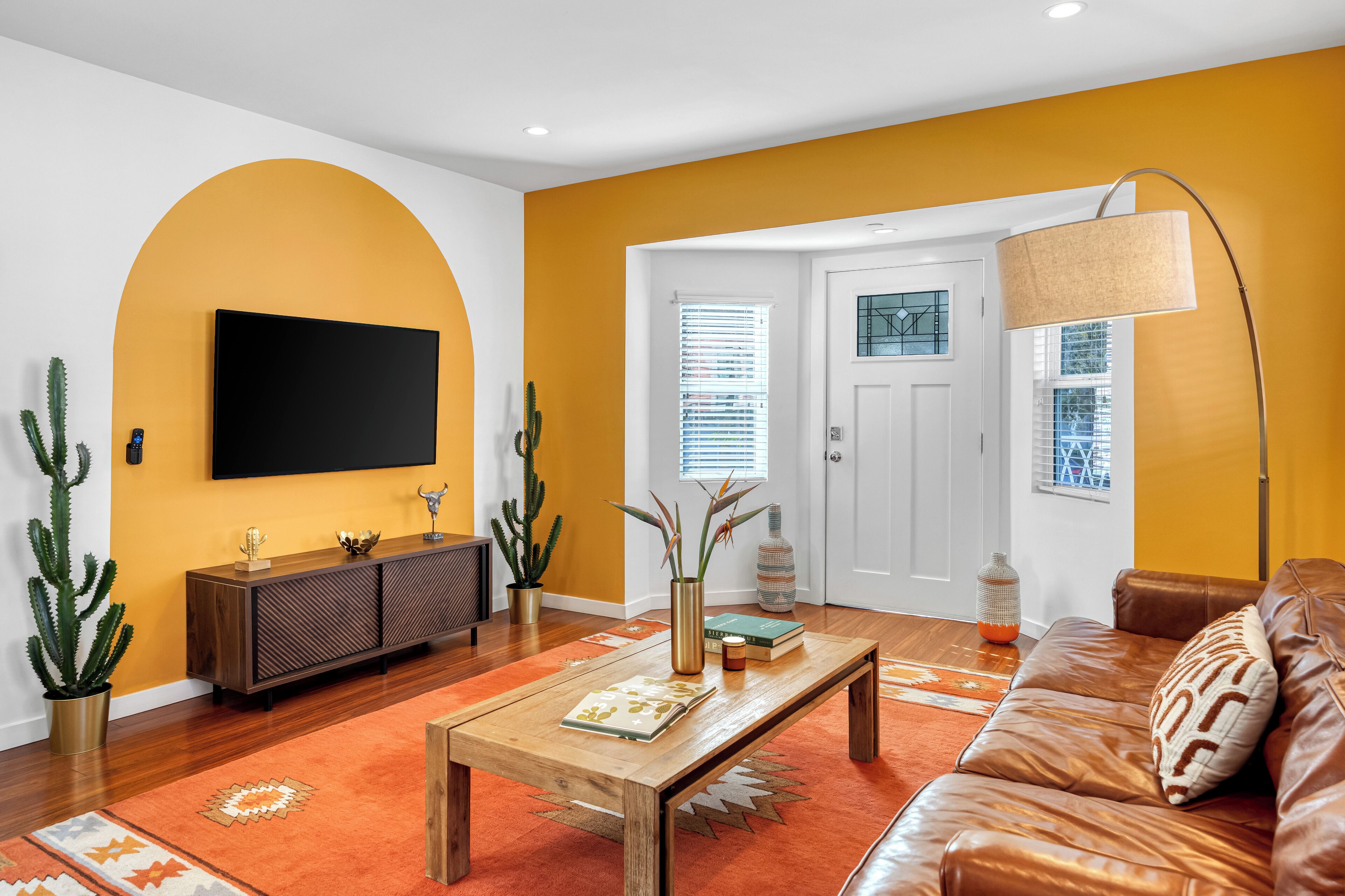 2 Units In Prime Hollywood Location | Chic Renovated 1bdrs W/ Patio | Avantstay - Hollywood, CA