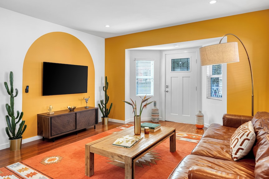 2 Units In Prime Hollywood Location | Chic Renovated 1bdrs W/ Patio | Avantstay - Hollywood, CA