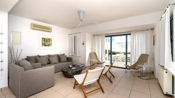 Villa Deluxe, vista parcial para o mar | Sala de estar | Smart TV de 4 polegadas com canais por cabo