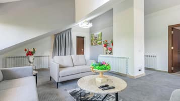 Apartamento, 1 quarto, não fumadores, vista para a montanha | Sala de estar | Smart TV de 42 polegadas com canais por cabo, lareira