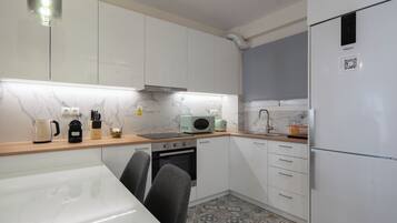 Apartamento Superior, varanda, Vista para a cidade | Cozinha privada | Um frigorífico/congelador grande, um micro-ondas, um forno