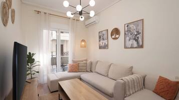 Apartamento Superior, varanda, Vista para a cidade | Sala | Televisor de 49 polegadas com canais por cabo