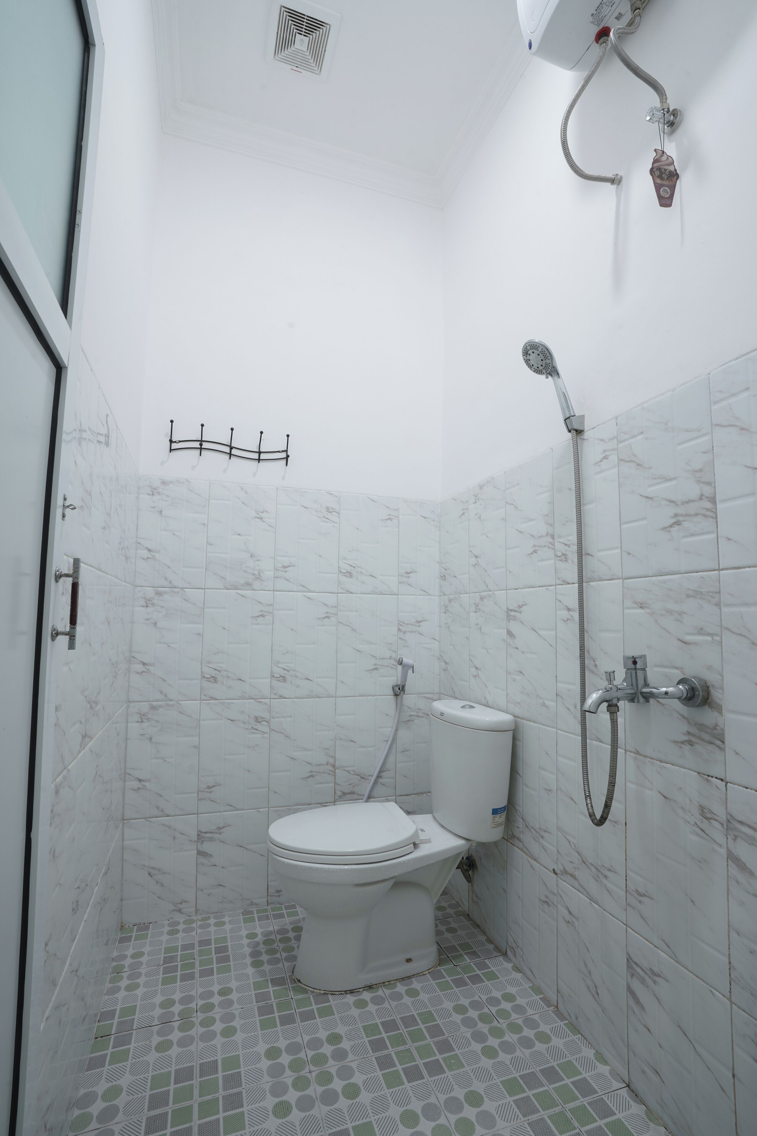 Quarto Twin, 2 camas individuais, não fumadores, sem janelas | Casa de banho | Um polibã, toalhas fornecidas 