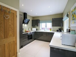 Uma máquina de lavar louça, utensílios de cozinha 