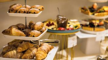 Pequeno-almoço tipo buffet diário mediante uma taxa