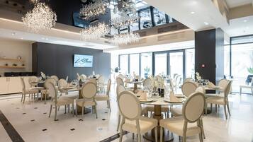 Café da manhã com buffet todos os dias (EUR 15 por pessoa)